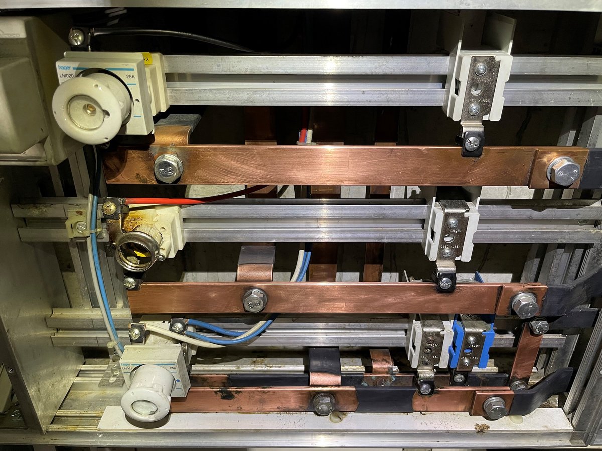 High-Voltage Insulator Cleaning and Maintenance - SÄKAPHEN GmbH